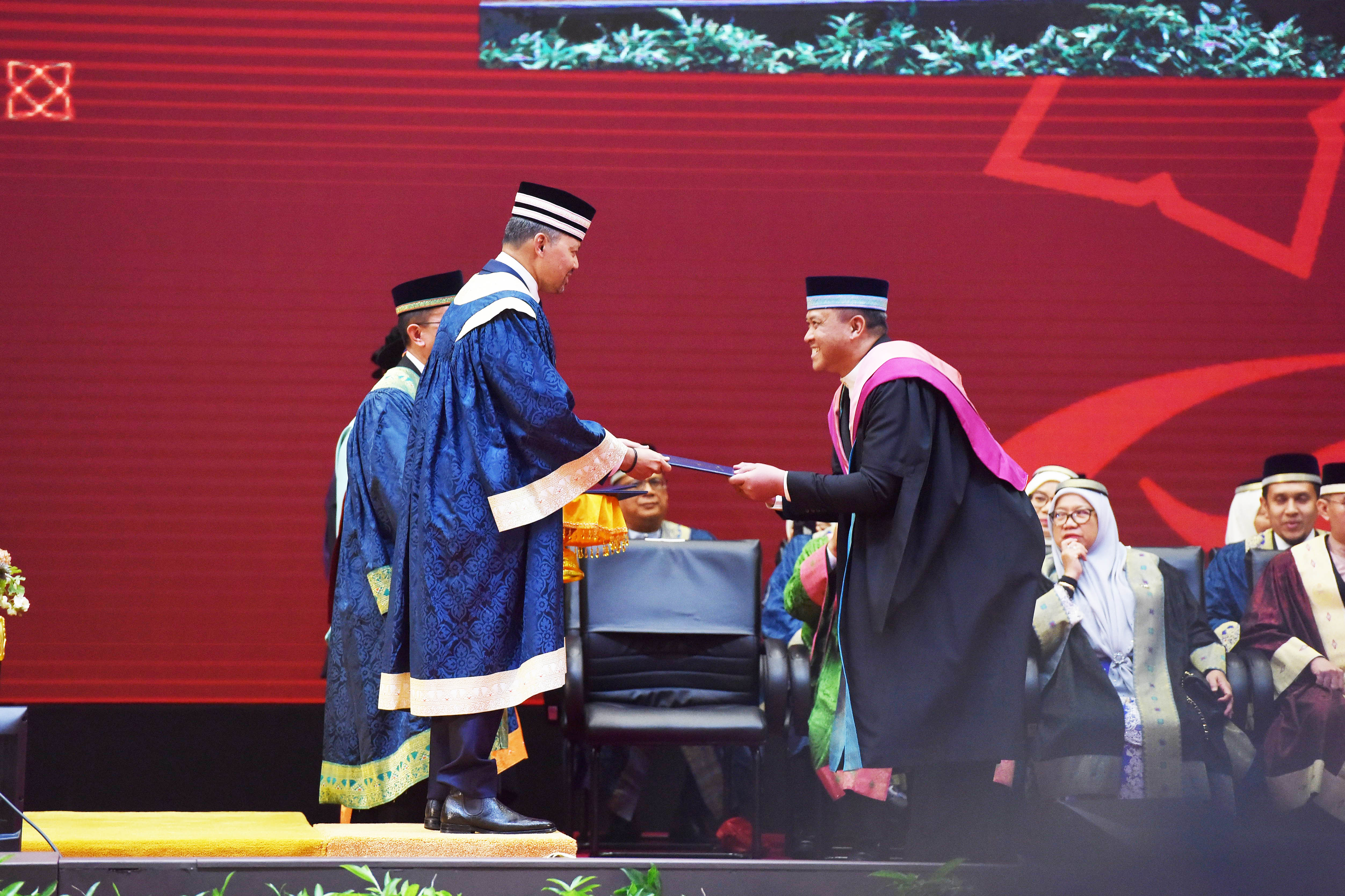 News - GRADUATION CERTIFICATES PRESENTED TO RBAF...