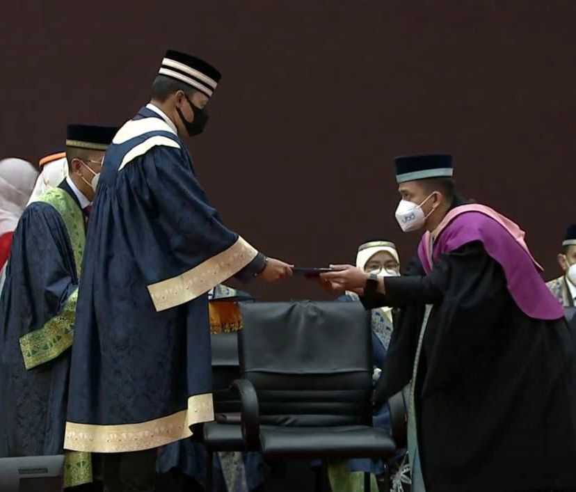 News Headlines - GRADUATION CERTIFICATES PRESENTED TO RBAirF...