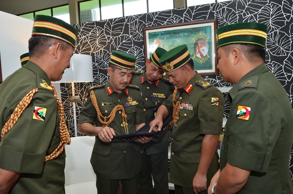 News Looping - RBAF COMMANDER FAREWELL VISITS TO ROYAL BRUNEI...