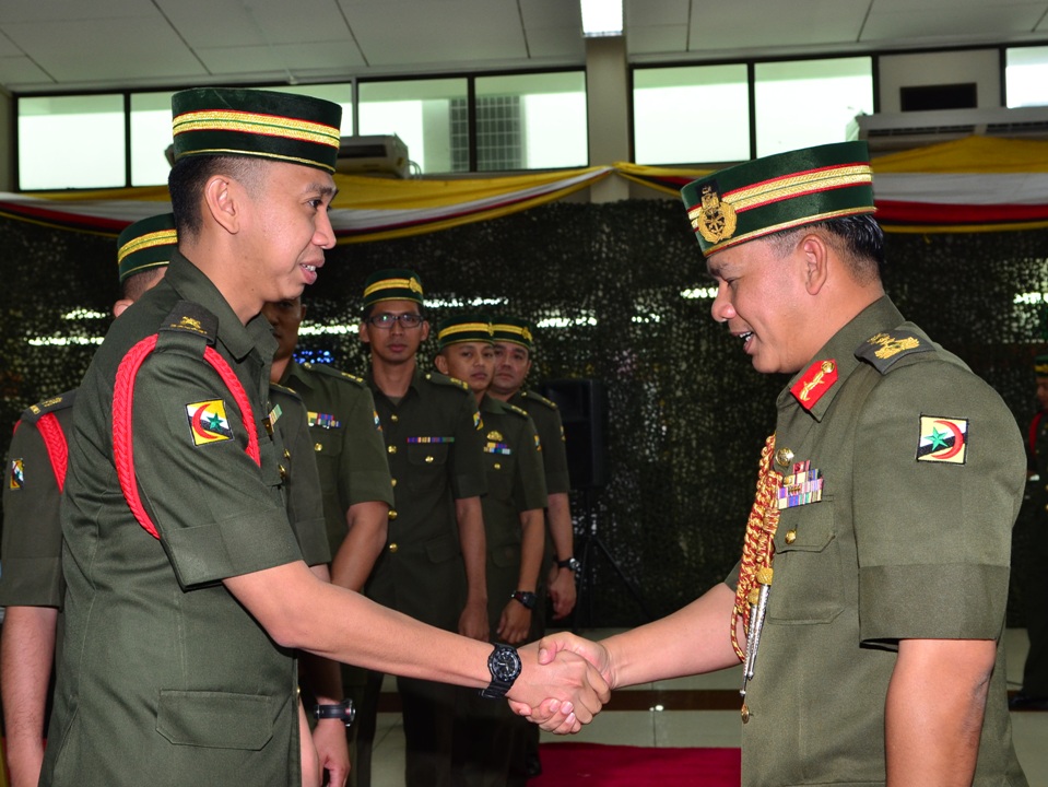 News Looping - RBAF COMMANDER FAREWELL VISITS TO ROYAL BRUNEI...