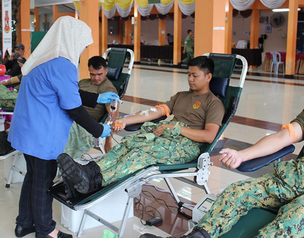 BLOOD DONATION CAMPAIGN AT BERAKAS GARRISON IN CONJUNCTION WITH THE ...